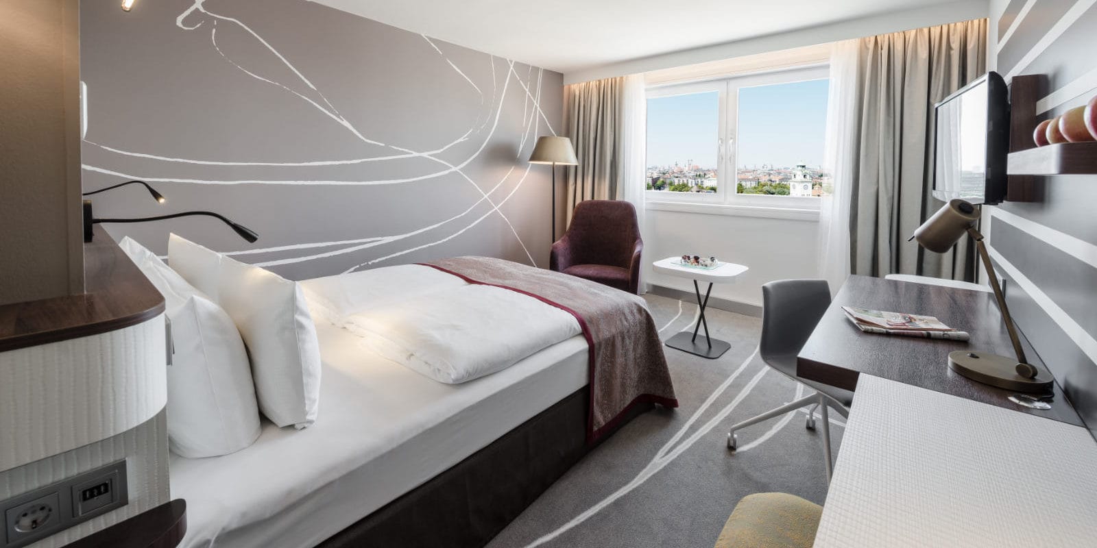 Standard double room with king size bed, 1.80 x 2.00 m • HOLIDAY INN ...